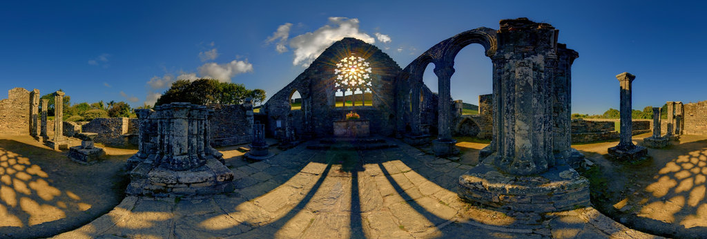 Plovan, ruin, Chapelle de Languidou, sun in gothic rosace, shade in the ...